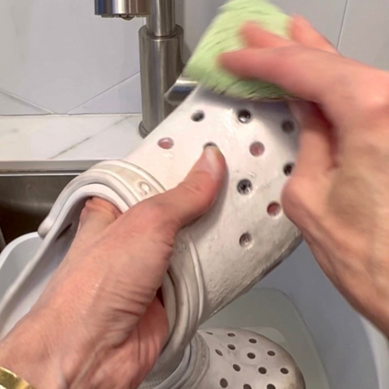 Easy Cleaning Hack: The Best Way to Wash Dirty Crocs - Lorafied