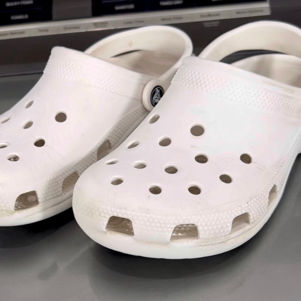Easy Cleaning Hack: The Best Way to Wash Dirty Crocs - Lorafied
