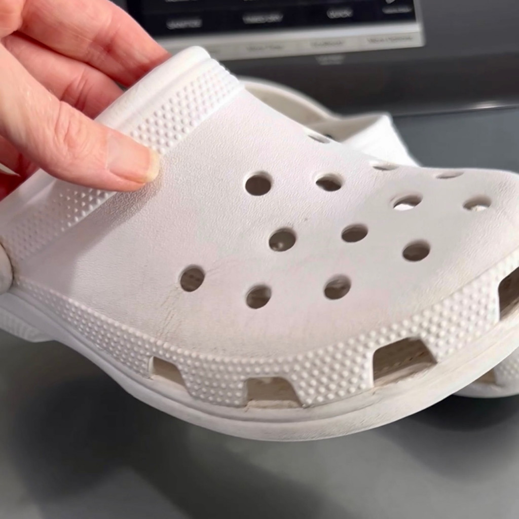 Easy Cleaning Hack: The Best Way to Wash Dirty Crocs - Lorafied